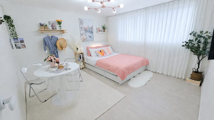 2 Min Walk Hongdae Exit 8 | 2br | Best Location - Séoul