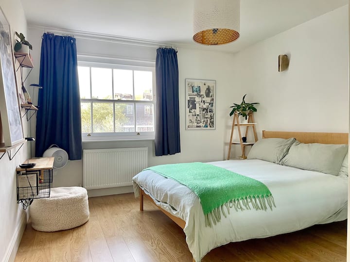 Peaceful Central North London Bedroom + Bathroom - London