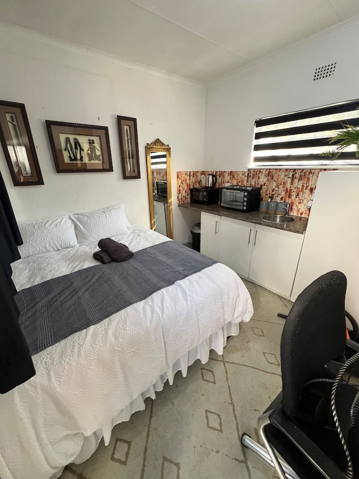 Dynamic Eagle Fourways, Studio Unit. - Sandton