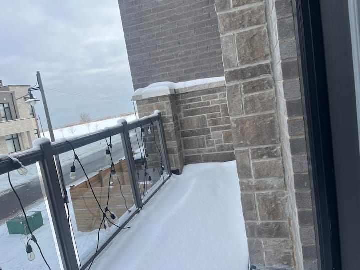 Room In Bowmanville - Bowmanville