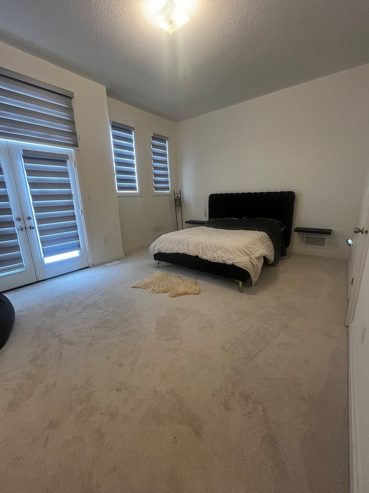 Room In Bowmanville - Bowmanville