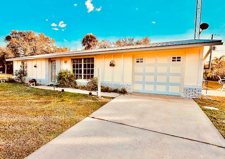 Cute & Cozy 2/2 Bungalow In Quiet Neighborhood - Port Charlotte, FL