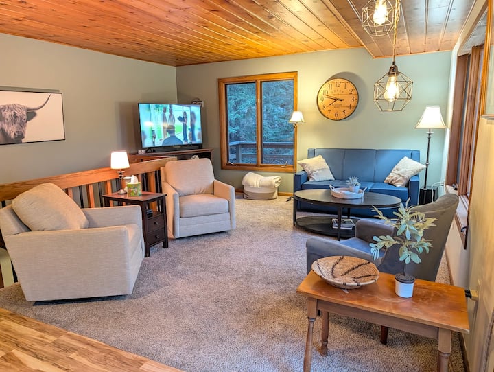 Gleason Lakefront House: Fire Pit, Kayaks & Views! - Echo Lake, Dudley