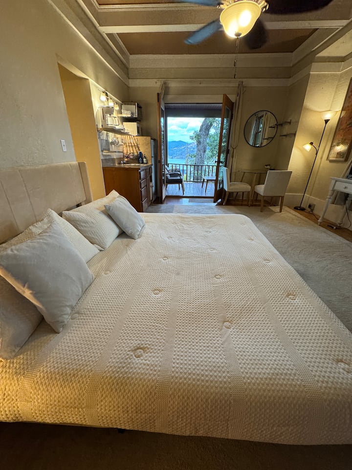 Downtown Studio
King Size Bed -Porch (Great View) - Hood River, OR