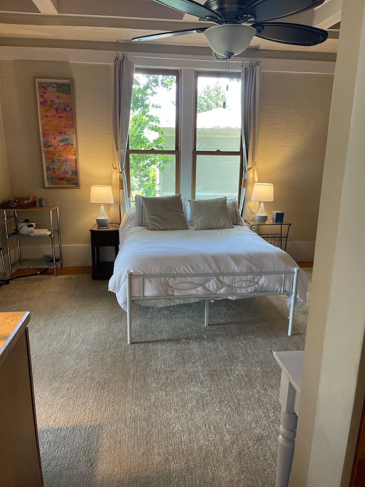 Downtown Hood River Vacation Studio Apartment #2 - Hood River, OR