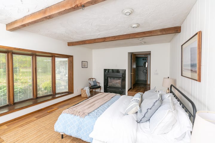 Hidden Gem - Sunset Lake Home  W/ Hot Tub - Oconomowoc, WI