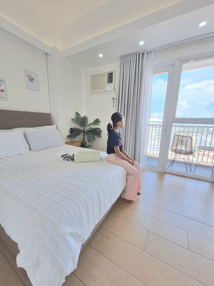 Njoy! Chic & Luxury Venice Canal View - Taguig