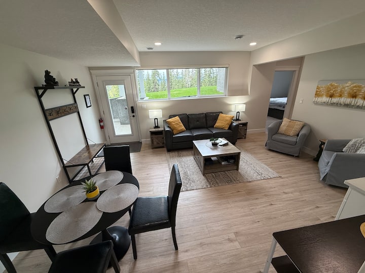 Mountain Villa 2 Bedroom Suite - Hinton, AB, Canada