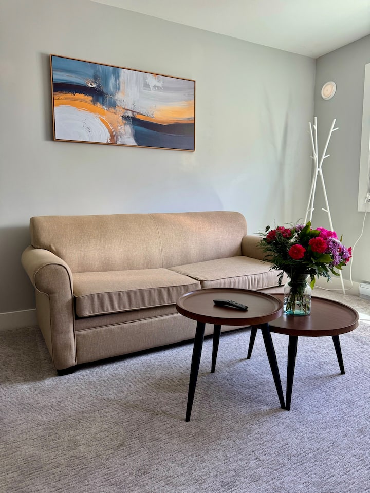 Private Carriage Home • Ac • Patio • King Bed - Sooke