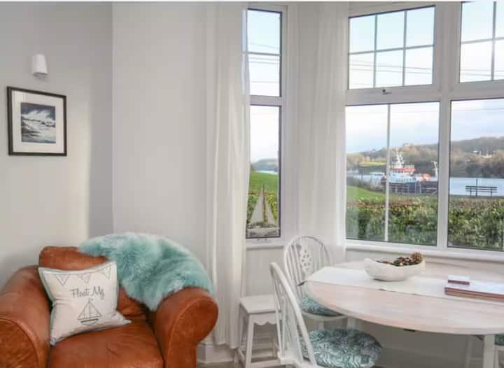 Sea-fronted, Close To Dylan's - アングルシー島