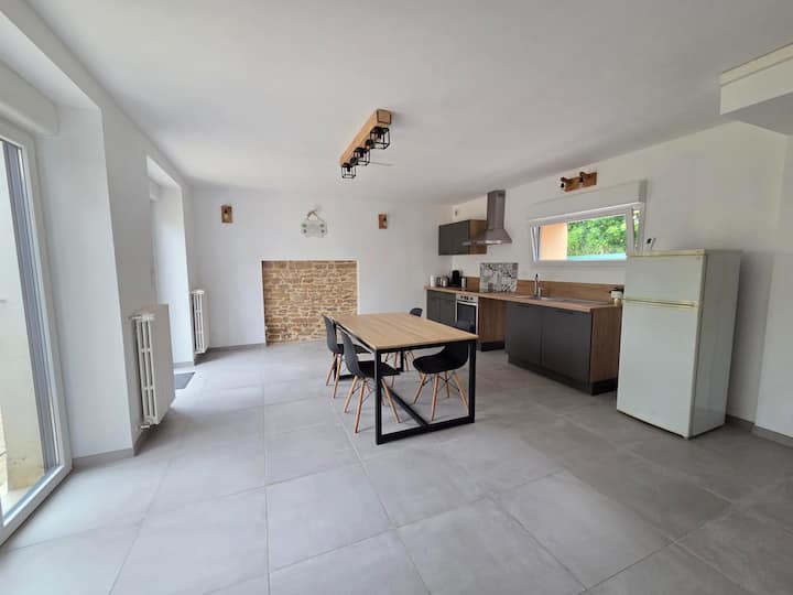 Belle Maison En Pierre Rénovée - Village Viticole. - Mâcon