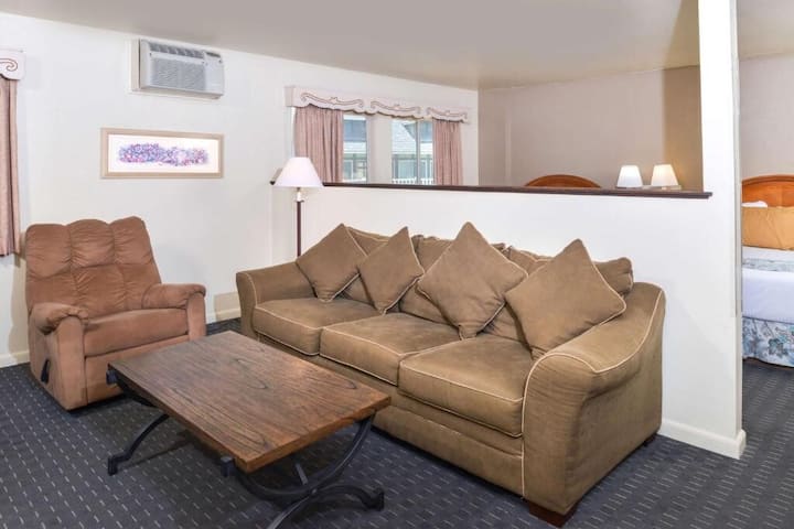 Tour Around Solvang! Pool, Continental Breakfast! - Solvang, CA