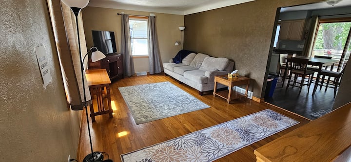 5 Bed 2 Bath Spacious 3 Level Home Nw Cedar Rapids - Cedar Rapids, IA