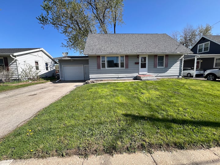 5 Bed 2 Bath Spacious 3 Level Home Nw Cedar Rapids - Cedar Rapids, IA