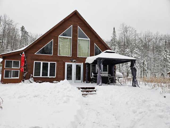Private Nature Retreat: Cozy Chalet On 33 Acres - Val-des-Monts
