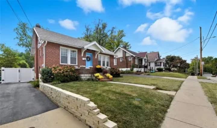 Quiet Central Home
Fast Wi-fi
Long Stays + Dogs Ok - Kirkwood, MO