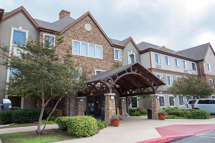 3 Contemporary Suites With Free Breakfast! Pool! - San Antonio, TX