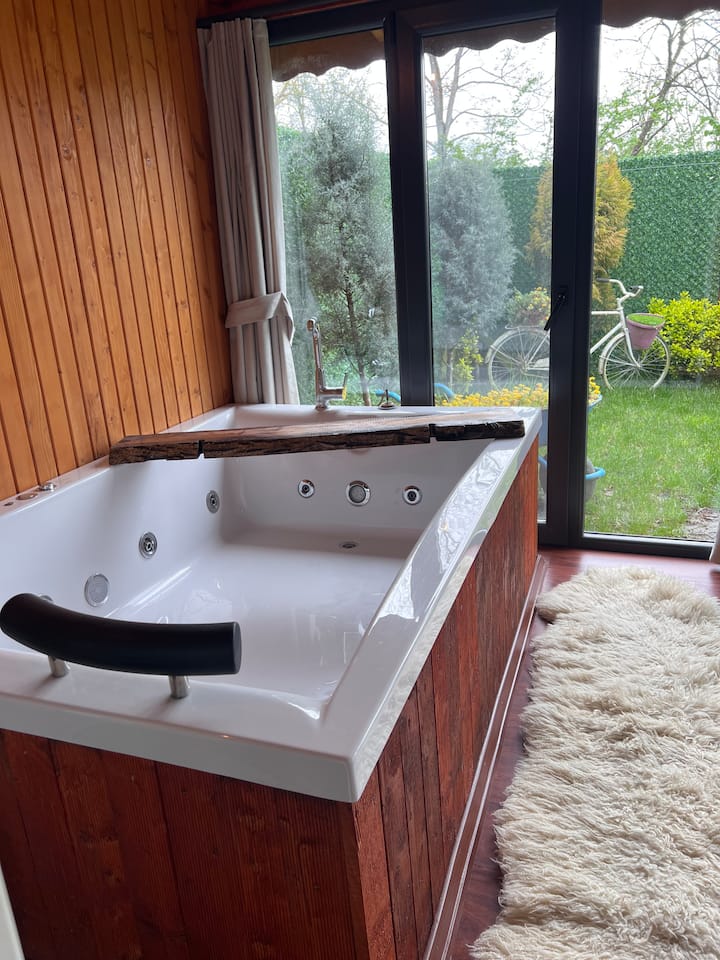 Yakamoz Tiny House
Sıcak Havuz
Jakuzi
ŞöMine - Kartepe