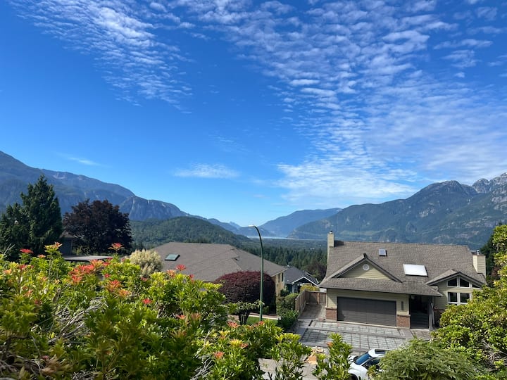 Luxury Mountain View Studio | Sauna | Patio - Squamish