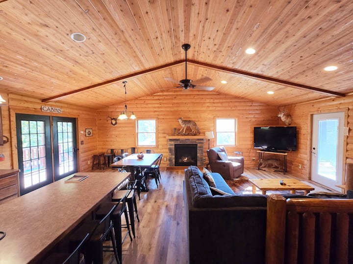 Timber Ridge Cabin Getaway - Hot Tub- - Iowa