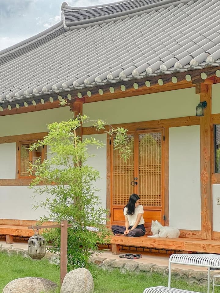 황리단길 인근의 평화로운 한옥 오릉도원 큰채 - Gyeongju-si