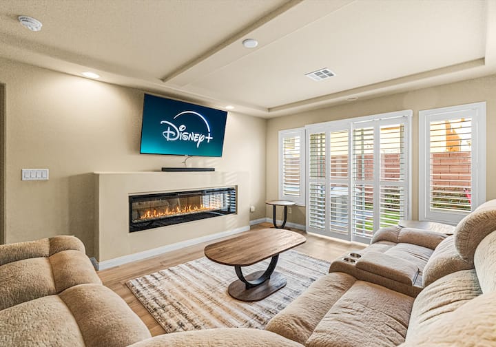 Cozy 3 Level Sw Home W/ Jacuzzi, 2 Masters & Pets - Las Vegas, NV