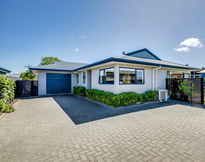 Walk To Mission Winery! - Napier