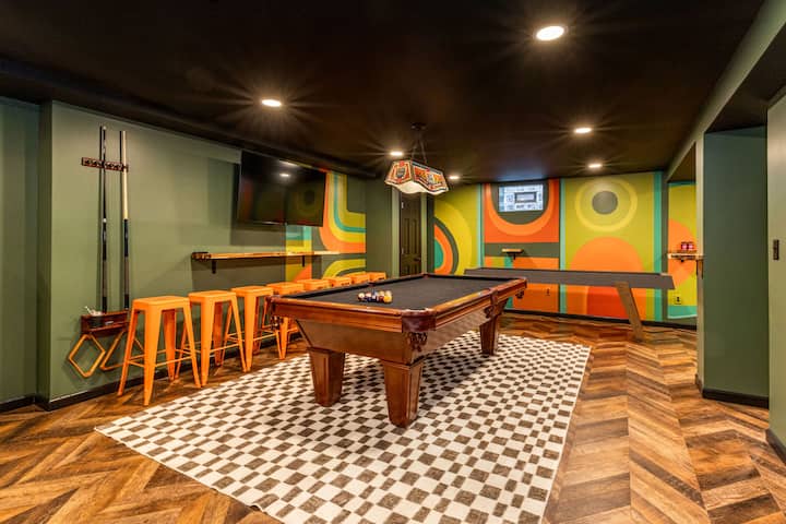 Retro Riverside Retreat, Backyard Oasis, Hot Tub - 