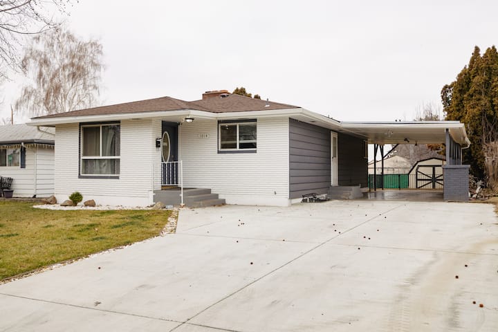 Cozy 4 Bedroom 2 Full Bathroom Home - Yakima, WA