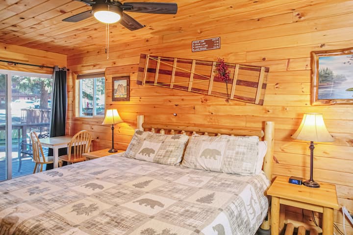 Gorgeous Riverfront Suite With Views R1 - Estes Park, CO