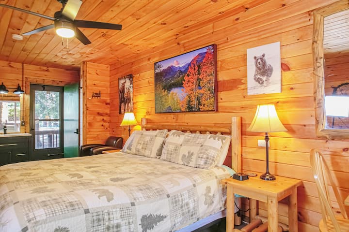 Gorgeous Riverfront Suite With Views R4 - Estes Park, CO