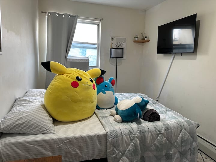 Bustling: M & L Train Heat Netflix Wifi Pokemon - Brooklyn, NY