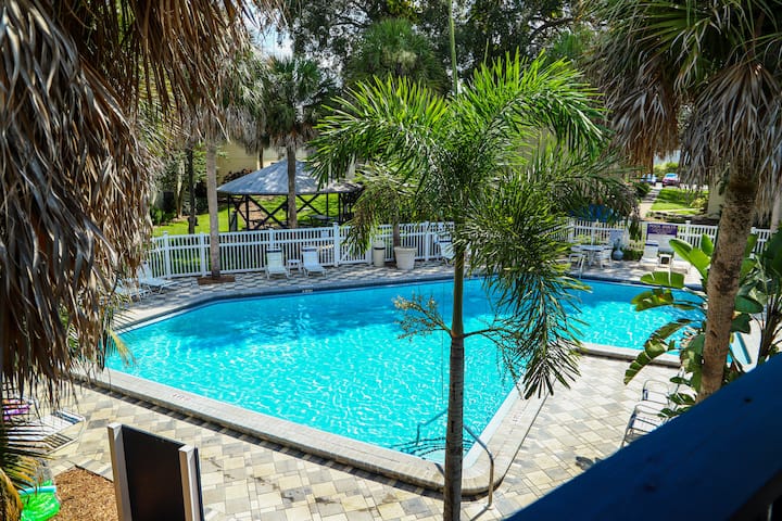 1 Mile To Disney! Resort Pool + Hot Tub Townhouse - Celebration, FL
