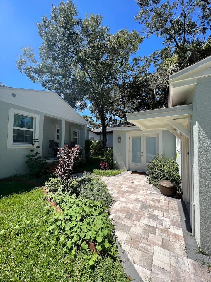 Idlewild Guesthouse - Adventure Island, Tampa