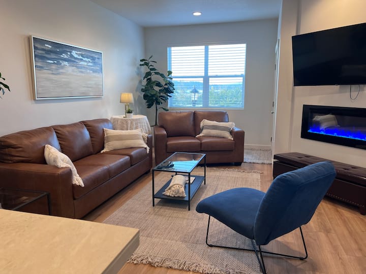 Newer Build, Clean, Modern, Easy Access, Edgefield - Washougal, WA