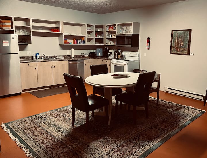 Large Historic Downtown Minot 2+bd Apartment - Minot, ND