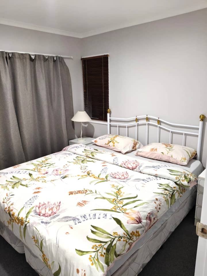 Cozy Queen Room, Free Breakfast, & Parking - Christchurch