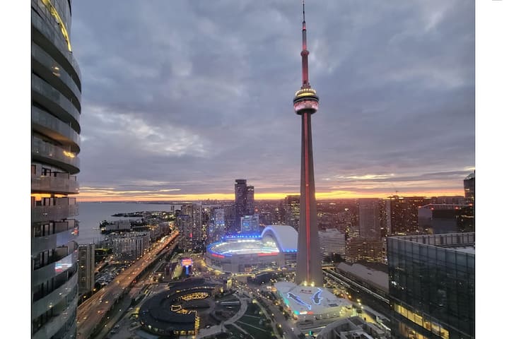 In Heart Of Toronto With View Of Lake, Cn Tower - Toronto