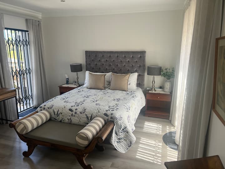 “Load-shedding Free” Private Bed & Bath - Western Cape