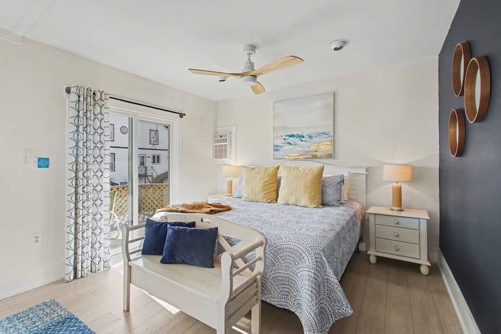 Waters View Inn (#15 Hale) King, Queen & Bunk Beds - South Haven, MI