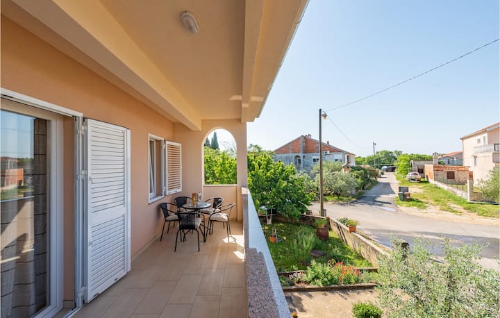 3 Bedroom Awesome Apartment In Zadar - Isla Dugi