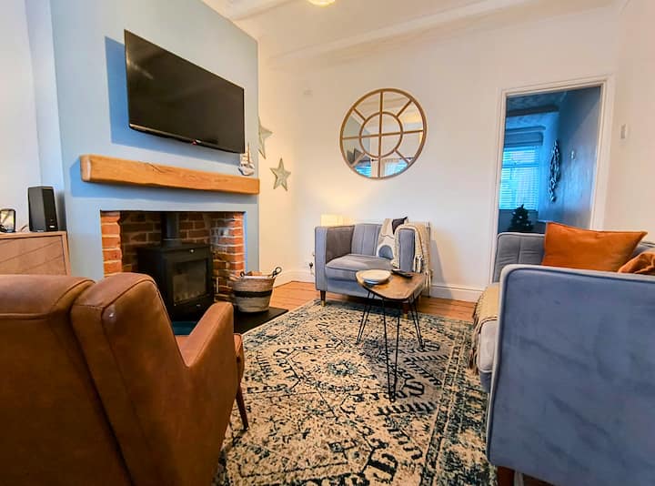 Martha's Cottage: Cozy Break With Log Burner - Great Yarmouth