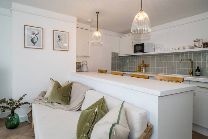 Contemporary Cotswold Pad- Heart Of Stow - Kingham