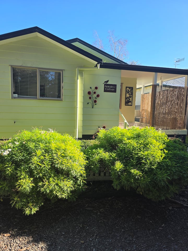 Cottage Next To Park. - Marton