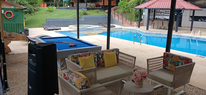 Ecohouse_pool+jacuzzi_bar_playground_cine_karaoke - La Vega