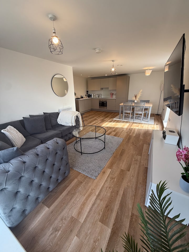 2 Bed Modern Apartment Opposite Bicester Village. - Bicester