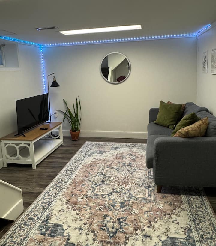 Cozy 1bd - 5 Mins To Lhsc/western Fair District - London, ON, Canada