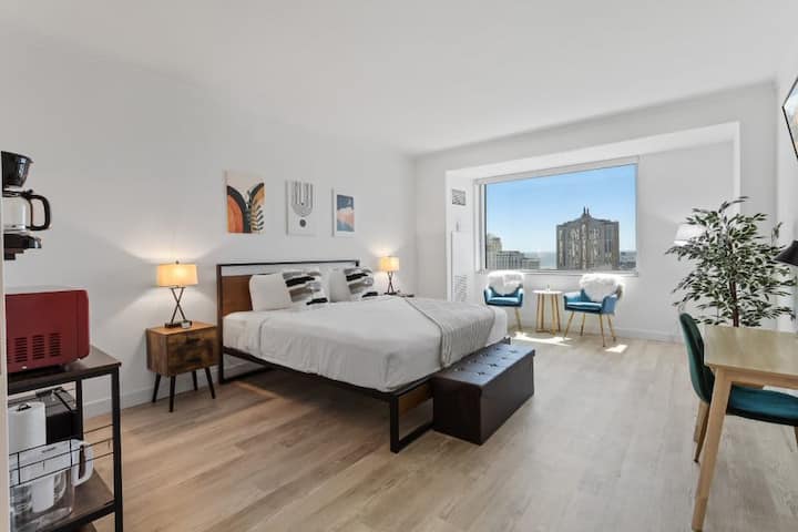 Boardwalk King Bed Retreats By Cozysuites - Atlantic City, NJ