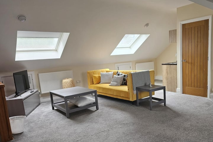 1 Bed Loft - Sleeps 2 - Parking - Wifi - Newport