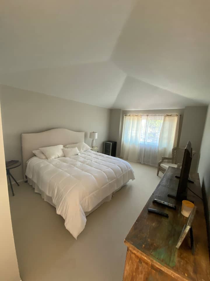 Beautiful Master W/ Private Bath In Goleta! - Isla Vista, CA